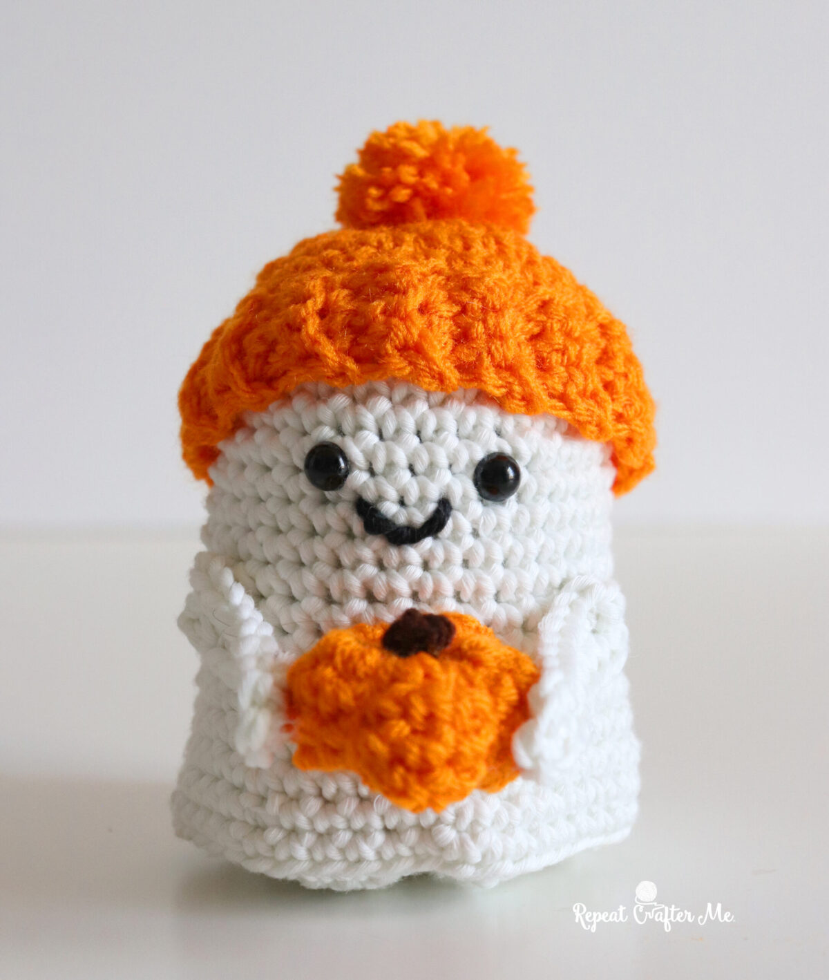 Free Crochet Ghost Amigurumi Pattern with Tiny Pumpkin! - Repeat Crafter Me